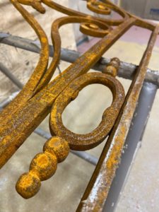Sablage de rambardes neuves en fer forgé pour dépose de la corrosion ...